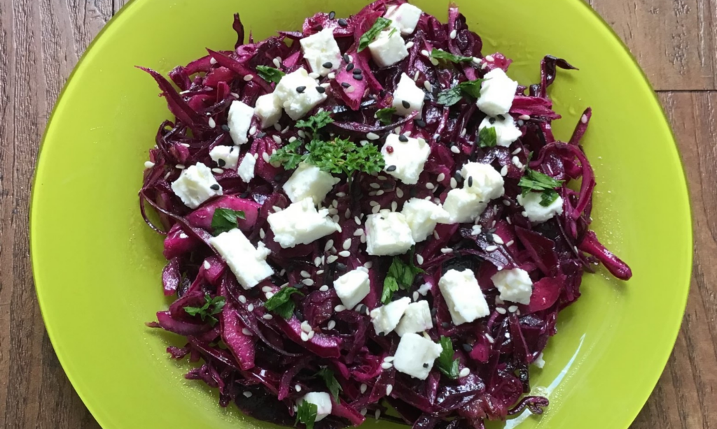 Rode koolsalade met dadels en feta - BoereGoed
